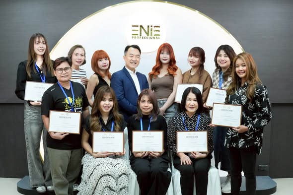 รวมภาพรับใบประกาศนียบัตร คอร์สเรียนสีแฟชั่น - Enie Fantasy Thailand